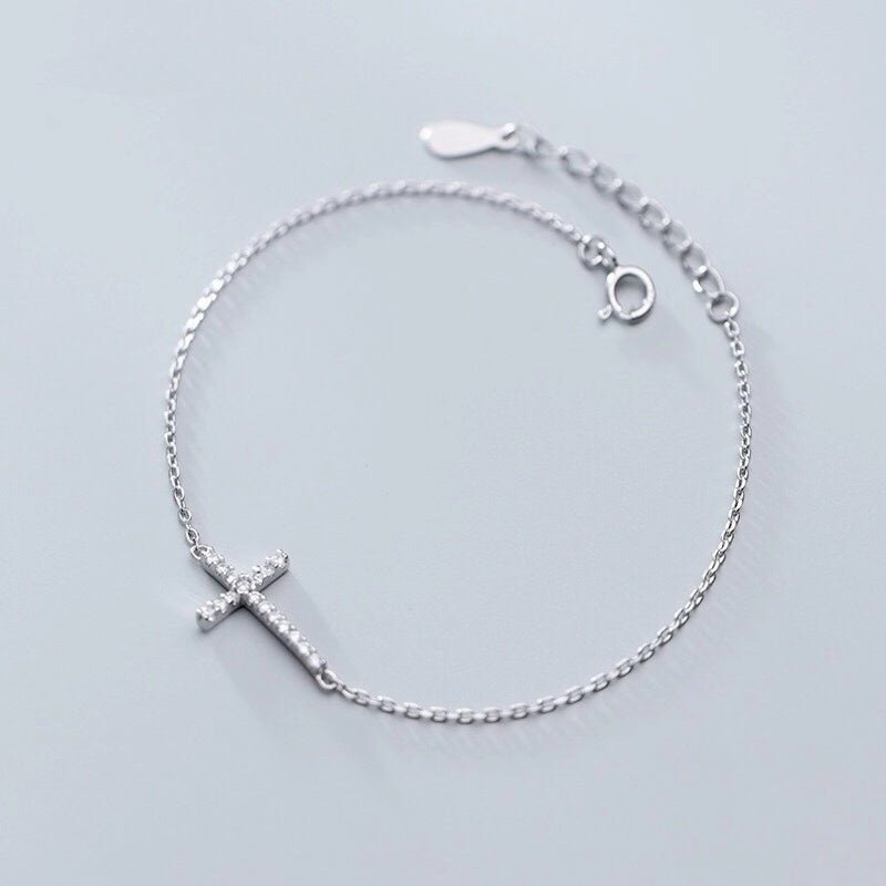 True - Armband med kors - Nordiskt Sken